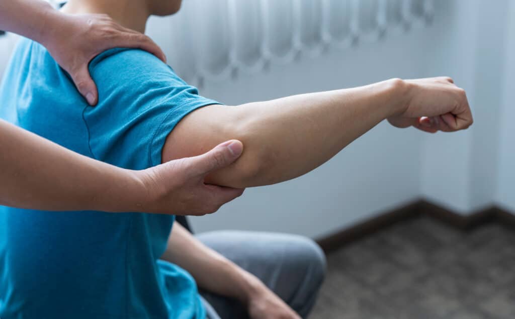 Physical Therapy For Shoulder Pain: Causes, Symptoms & Mobility ...